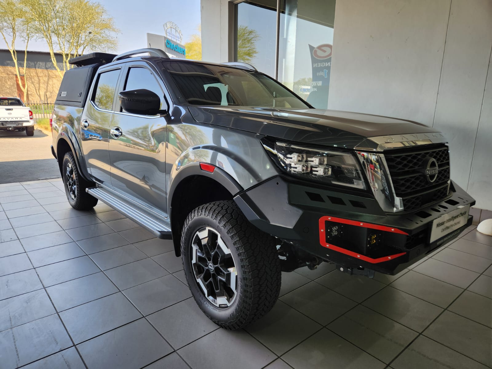 2025 Nissan Navara 2.5D LE Double Cab Auto 4x4 Q2FyTGlzdGluZzo1MjQ3Nzc ...